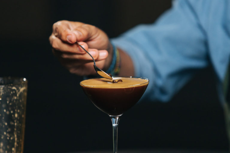 Cómo hacer espresso martini en casa - Scoolinary