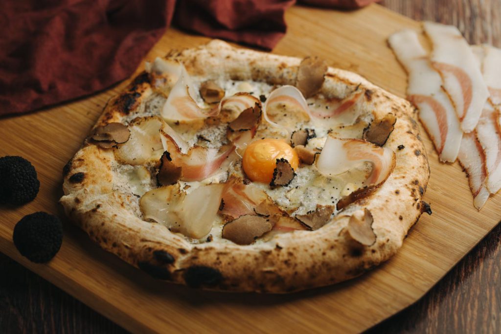 Receta de pizza gourmet: trufa, guanciale, yema - Scoolinary