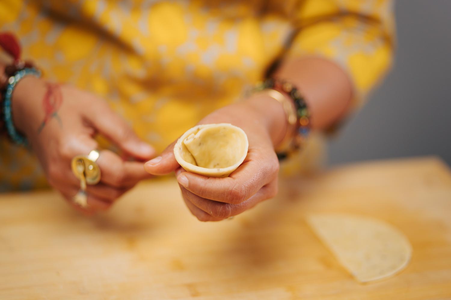 Cómo hacer samosas rellenas de soja texturizada - Scoolinary