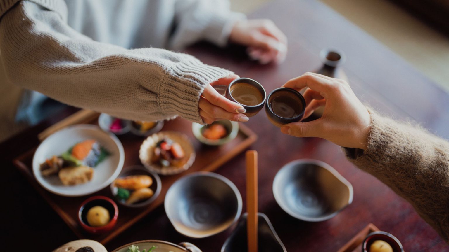 Sake japonés: cómo se elabora, se clasifica y se recomienda como un experto